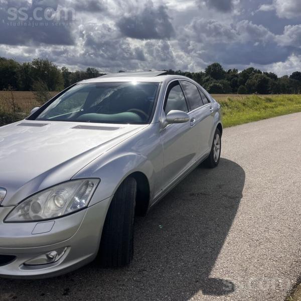 Mercedes-Benz S 320 2009 in Bauska on AUTOMOTO.COM.LV Grey Mercedes-Benz S 320 2009 in Bauska, with an engine capacity of 3.20 L and mileage of 410 thousand km for 7100 €, photo 4 on AUTOMOTO.COM.LV