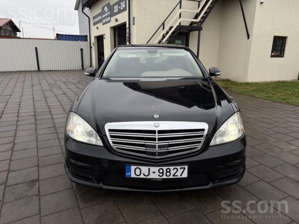 Black Mercedes-Benz S 350 2005 in Riga, with an engine capacity of 3.50 L and mileage of 328 thousand km for 6490 €, photo 3 on AUTOMOTO.COM.LV