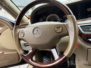 Melns Mercedes-Benz S 350 2005 Rīga, ar dzinēja tilpumu 3.50 L un nobraukumu 328 tūkst. km par 6490 €, foto 21 vietnē AUTOMOTO.COM.LV