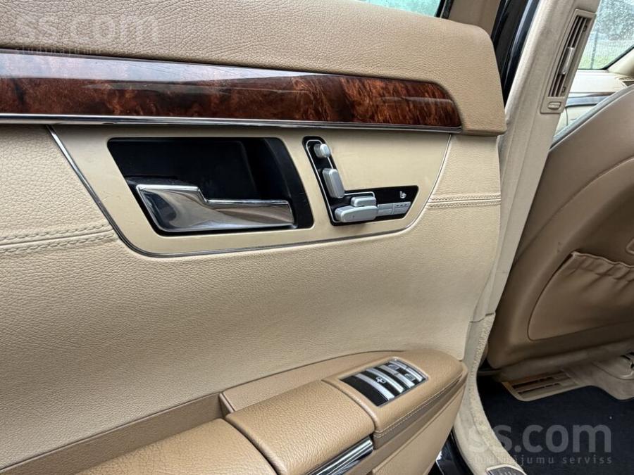 Melns Mercedes-Benz S 350 2005 Rīga, ar dzinēja tilpumu 3.50 L un nobraukumu 328 tūkst. km par 6490 €, foto 22 vietnē AUTOMOTO.COM.LV