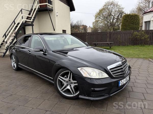 Черный Мерседес С 350 2005 в Рига, объемом двигателя 3.50 л и пробегом 328 тыс. км за 6490 €, фото 2 на AUTOMOTO.COM.LV