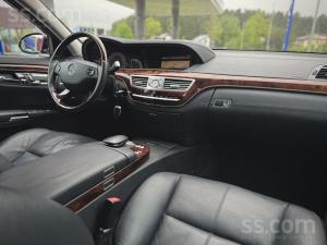 Черный Мерседес С 350 2006 в Рига, объемом двигателя 3.50 л и пробегом 270 тыс. км за 6000 €, фото 12 на AUTOMOTO.COM.LV