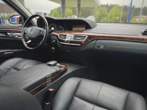Черный Мерседес С 350 2006 в Рига, объемом двигателя 3.50 л и пробегом 270 тыс. км за 6000 €, фото 12 на AUTOMOTO.COM.LV