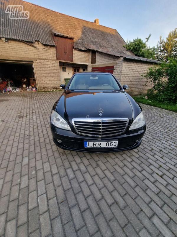 Black Mercedes-Benz S 350 2006 in Kretinga, with an engine capacity of 3.50 L and mileage of 331 thousand km for 5100 €, photo 2 on AUTOMOTO.COM.LV