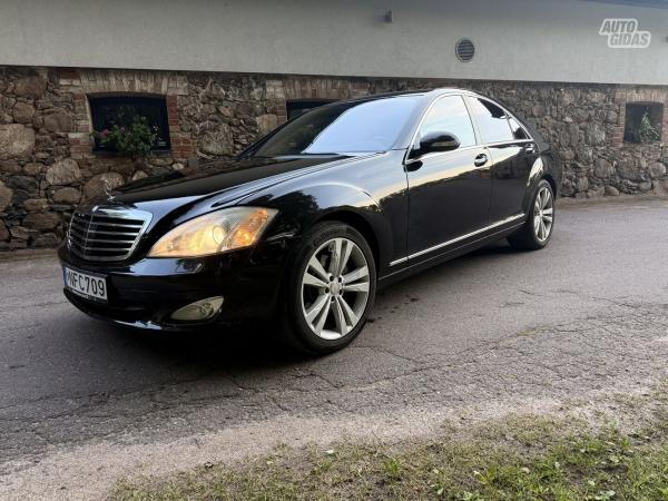 Черный Мерседес С 350 2006 в Паневежис, объемом двигателя 3.50 л и пробегом 309 тыс. км за 8000 €, фото 1 на AUTOMOTO.COM.LV