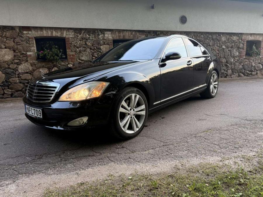 Черный Мерседес С 350 2006 в Паневежис, объемом двигателя 3.50 л и пробегом 309 тыс. км за 8000 €, фото 1 на AUTOMOTO.COM.LV