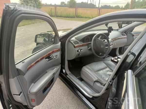 Черный Мерседес С 350 2006 в Елгава, объемом двигателя 3.50 л и пробегом 217 тыс. км за 7500 €, фото 9 на AUTOMOTO.COM.LV