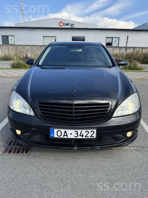 Черный Мерседес С 350 2006 в Рига, объемом двигателя 3.50 л и пробегом 325 тыс. км за 5950 €, фото 1 на AUTOMOTO.COM.LV