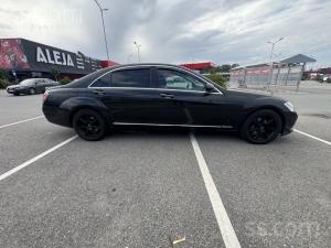 Black Mercedes-Benz S 350 2006 in Riga, with an engine capacity of 3.50 L and mileage of 325 thousand km for 5950 €, photo 5 on AUTOMOTO.COM.LV