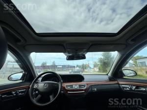 Black Mercedes-Benz S 350 2006 in Riga, with an engine capacity of 3.50 L and mileage of 325 thousand km for 5950 €, photo 15 on AUTOMOTO.COM.LV