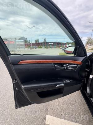Black Mercedes-Benz S 350 2006 in Riga, with an engine capacity of 3.50 L and mileage of 325 thousand km for 5950 €, photo 30 on AUTOMOTO.COM.LV