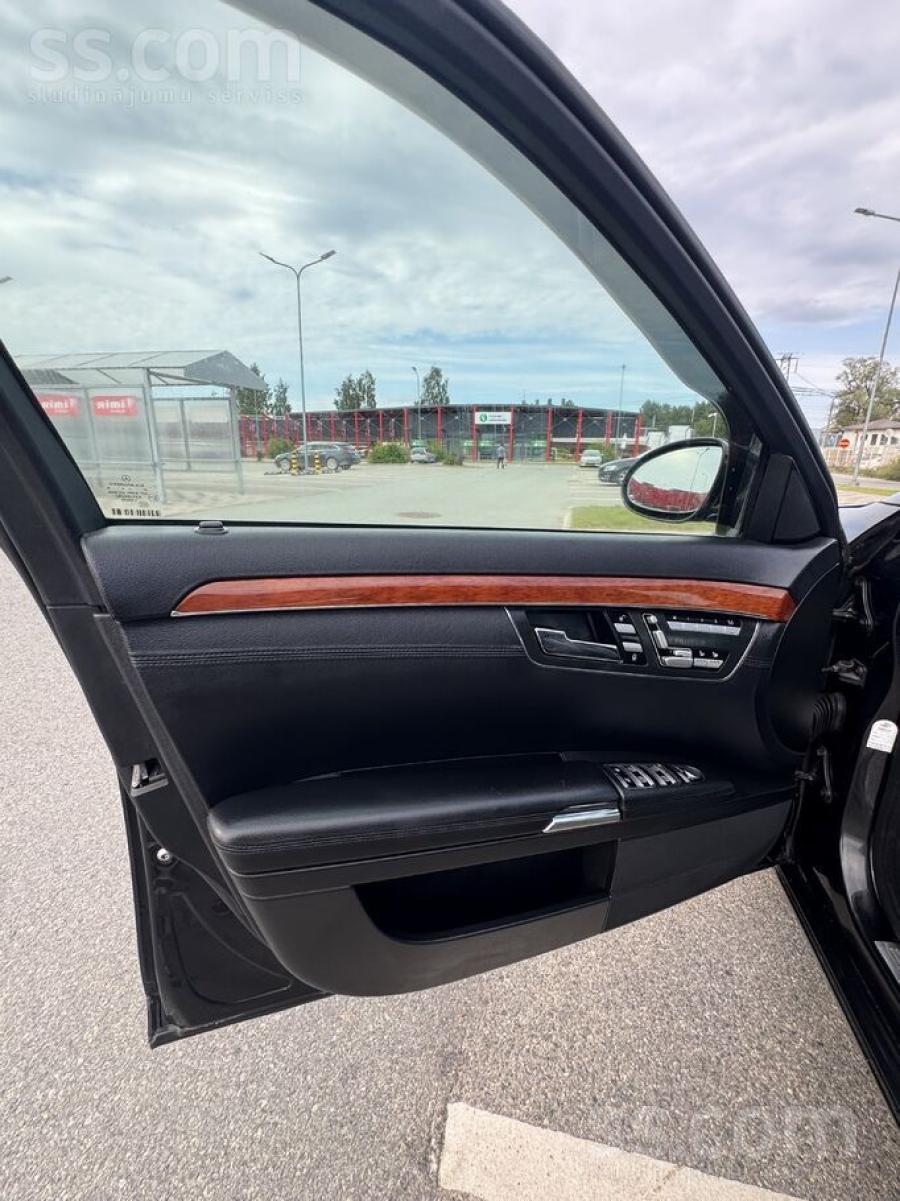 Black Mercedes-Benz S 350 2006 in Riga, with an engine capacity of 3.50 L and mileage of 325 thousand km for 5950 €, photo 30 on AUTOMOTO.COM.LV