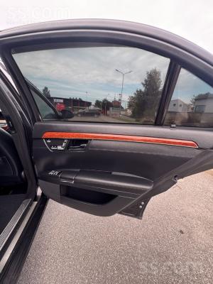 Melns Mercedes-Benz S 350 2006 Rīga, ar dzinēja tilpumu 3.50 L un nobraukumu 325 tūkst. km par 4999 €, foto 24 vietnē AUTOMOTO.COM.LV