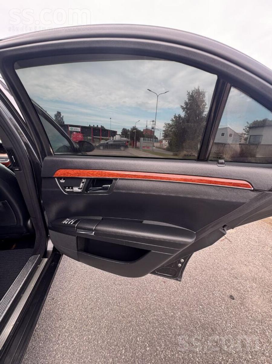 Melns Mercedes-Benz S 350 2006 Rīga, ar dzinēja tilpumu 3.50 L un nobraukumu 325 tūkst. km par 4999 €, foto 24 vietnē AUTOMOTO.COM.LV