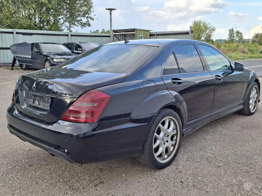 Черный Мерседес С 350 2006 в Укмерге, объемом двигателя 3.50 л и пробегом 296 тыс. км за 2750 €, фото 5 на AUTOMOTO.COM.LV