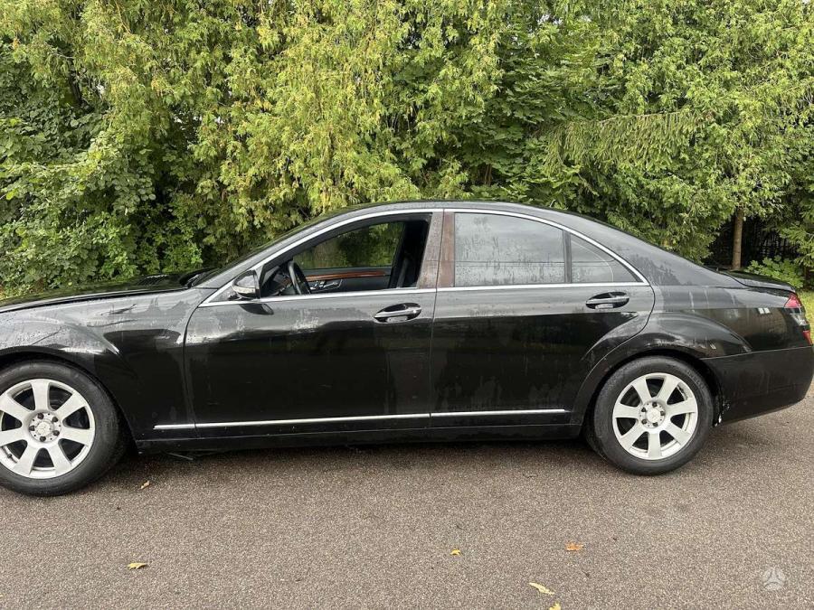 Черный Мерседес С 350 2006 в Шяуляй, объемом двигателя 3.50 л и пробегом 344 тыс. км за 2350 €, фото 3 на AUTOMOTO.COM.LV