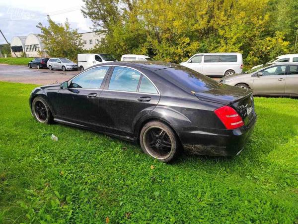 Black Mercedes-Benz S 350 2006 in Vilnius, with an engine capacity of 3.50 L and mileage of 247 thousand km for 3000 €, photo 1 on AUTOMOTO.COM.LV