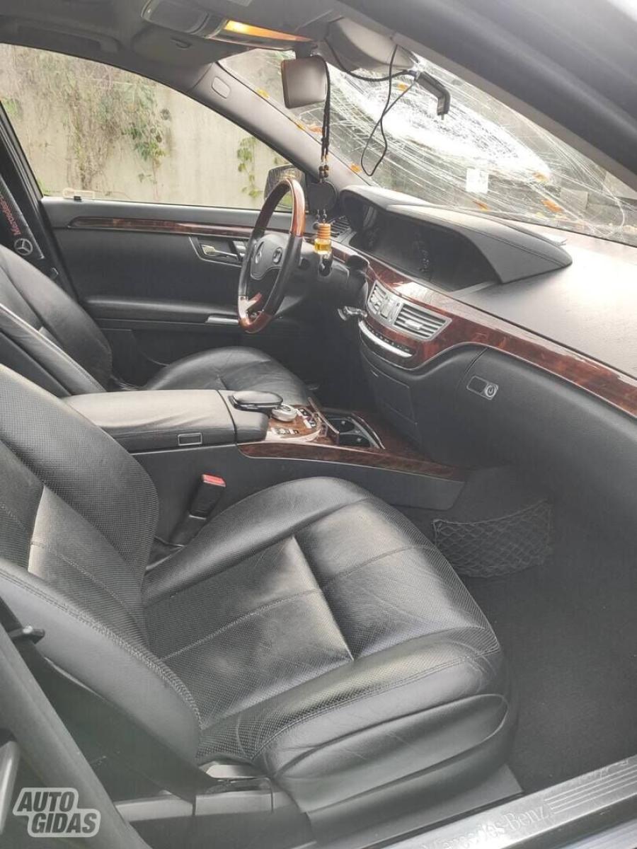 Melns Mercedes-Benz S 350 2006 Viļņa, ar dzinēja tilpumu 3.50 L un nobraukumu 247 tūkst. km par 3000 €, foto 3 vietnē AUTOMOTO.COM.LV