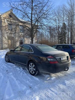 Black Mercedes-Benz S 350 2007 in Riga, with an engine capacity of 3.50 L and mileage of 368 thousand km for 6500 €, photo 3 on AUTOMOTO.COM.LV