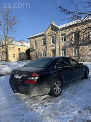 Black Mercedes-Benz S 350 2007 in Riga, with an engine capacity of 3.50 L and mileage of 368 thousand km for 6500 €, photo 4 on AUTOMOTO.COM.LV