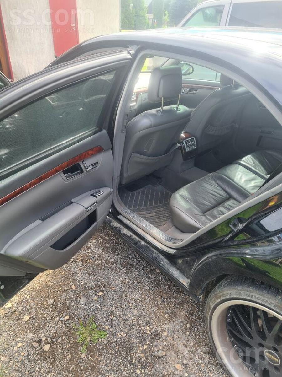 Black Mercedes-Benz S 350 2007 in Jekabpils, with an engine capacity of 3.50 L and mileage of 381 thousand km for 3990 €, photo 4 on AUTOMOTO.COM.LV