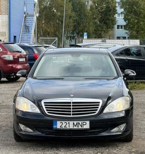 Melns Mercedes-Benz S 350 2007 Narva, ar dzinēja tilpumu 3.50 L un nobraukumu 290 tūkst. km par 3990 €, foto  vietnē AUTOMOTO.COM.LV