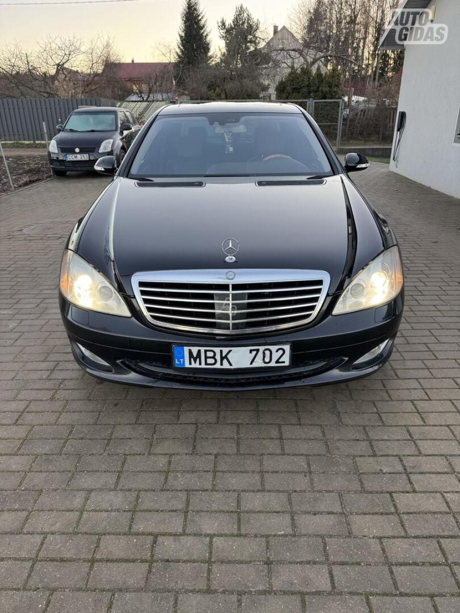 Black Mercedes-Benz S 350 2008 in Vilnius, with an engine capacity of 3.50 L and mileage of 320 thousand km for 4999 €, photo 1 on AUTOMOTO.COM.LV