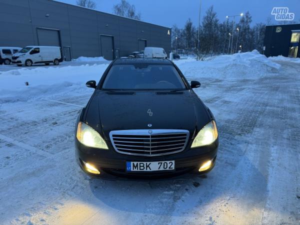Black Mercedes-Benz S 350 2008 in Vilnius, with an engine capacity of 3.50 L and mileage of 328 thousand km for 4600 €, photo 1 on AUTOMOTO.COM.LV
