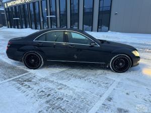 Melns Mercedes-Benz S 350 2008 Viļņa, ar dzinēja tilpumu 3.50 L un nobraukumu 328 tūkst. km par 4600 €, foto 5 vietnē AUTOMOTO.COM.LV