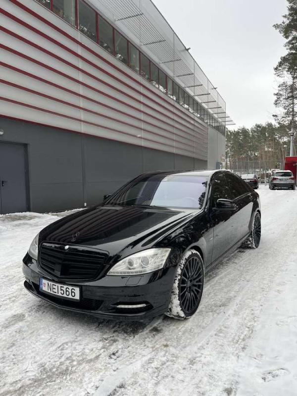 Black Mercedes-Benz S 350 2009 in Alytus, with an engine capacity of 2.99 L and mileage of 283 thousand km for 11000 €, photo 1 on AUTOMOTO.COM.LV
