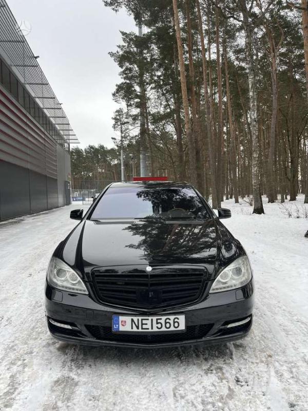 Black Mercedes-Benz S 350 2009 in Alytus, with an engine capacity of 2.99 L and mileage of 283 thousand km for 11000 €, photo 2 on AUTOMOTO.COM.LV
