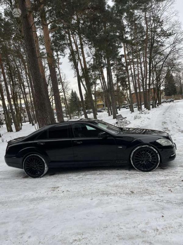 Black Mercedes-Benz S 350 2009 in Alytus, with an engine capacity of 2.99 L and mileage of 283 thousand km for 11000 €, photo 4 on AUTOMOTO.COM.LV