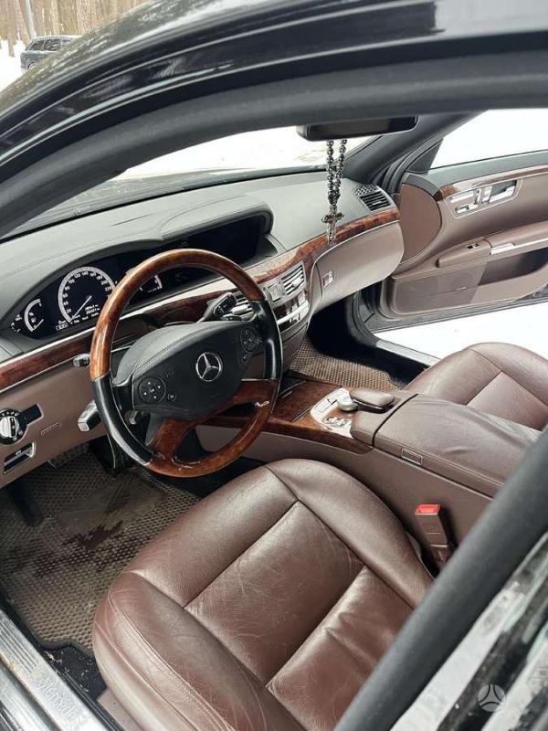 Black Mercedes-Benz S 350 2009 in Alytus, with an engine capacity of 2.99 L and mileage of 283 thousand km for 11000 €, photo 9 on AUTOMOTO.COM.LV