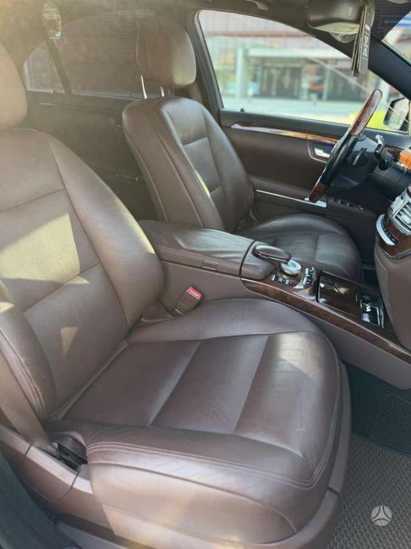 Black Mercedes-Benz S 350 2009 in Klaipeda, with an engine capacity of 2.99 L and mileage of 291 thousand km for 10999 €, photo 4 on AUTOMOTO.COM.LV