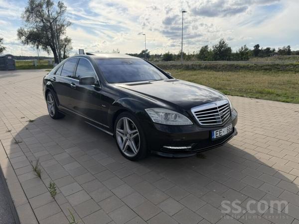 Black Mercedes-Benz S 350 2009 in Riga, with an engine capacity of 3.00 L and mileage of 291 thousand km for 17000 €, photo 4 on AUTOMOTO.COM.LV
