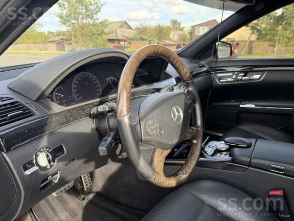 Black Mercedes-Benz S 350 2009 in Riga, with an engine capacity of 3.00 L and mileage of 291 thousand km for 17000 €, photo 9 on AUTOMOTO.COM.LV