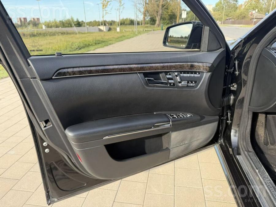 Черный Мерседес С 350 2009 в Рига, объемом двигателя 3.00 л и пробегом 291 тыс. км за 17000 €, фото 10 на AUTOMOTO.COM.LV