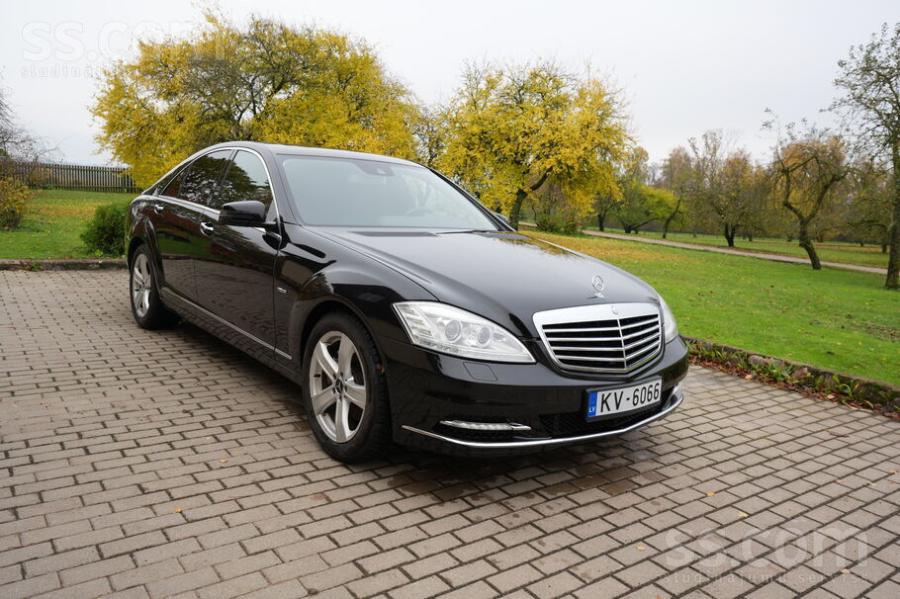 Black Mercedes-Benz S 350 2010 in Dobele, with an engine capacity of 3.00 L and mileage of 301 thousand km for 11200 €, photo 2 on AUTOMOTO.COM.LV