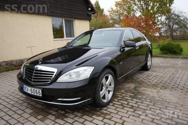 Black Mercedes-Benz S 350 2010 in Dobele, with an engine capacity of 3.00 L and mileage of 301 thousand km for 11200 €, photo 4 on AUTOMOTO.COM.LV