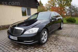 Black Mercedes-Benz S 350 2010 in Dobele, with an engine capacity of 3.00 L and mileage of 301 thousand km for 11200 €, photo 4 on AUTOMOTO.COM.LV
