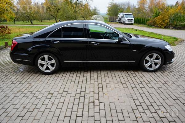 Black Mercedes-Benz S 350 2010 in Dobele, with an engine capacity of 3.00 L and mileage of 301 thousand km for 11200 €, photo 6 on AUTOMOTO.COM.LV