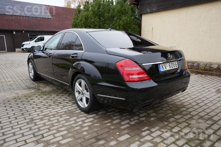 Black Mercedes-Benz S 350 2010 in Dobele, with an engine capacity of 3.00 L and mileage of 301 thousand km for 11200 €, photo 10 on AUTOMOTO.COM.LV