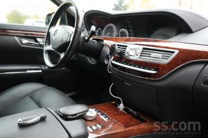 Black Mercedes-Benz S 350 2010 in Dobele, with an engine capacity of 3.00 L and mileage of 301 thousand km for 11200 €, photo 19 on AUTOMOTO.COM.LV