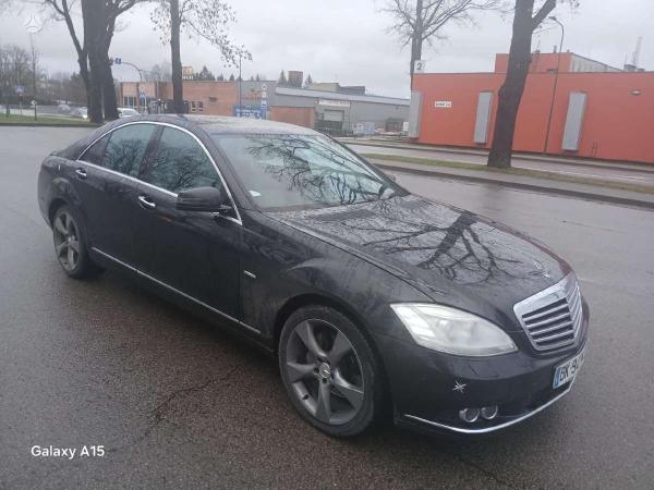 Black Mercedes-Benz S 350 2010 in Plunge, with an engine capacity of 0.00 L and mileage of 327 thousand km for 8200 €, photo 3 on AUTOMOTO.COM.LV