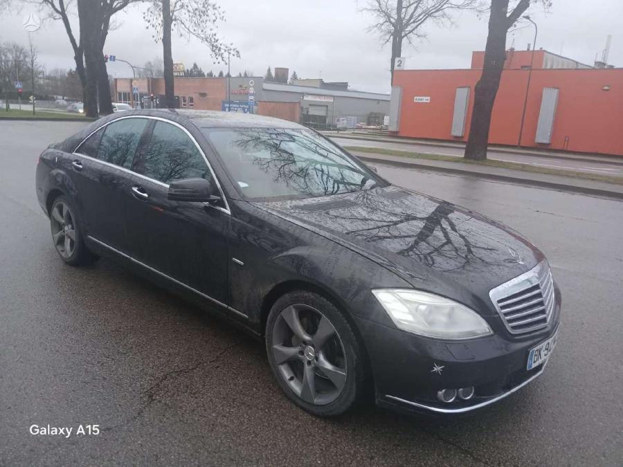 Black Mercedes-Benz S 350 2010 in Plunge, with an engine capacity of 0.00 L and mileage of 327 thousand km for 8200 €, photo 3 on AUTOMOTO.COM.LV