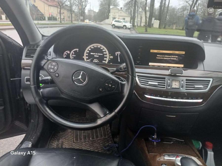 Black Mercedes-Benz S 350 2010 in Plunge, with an engine capacity of 0.00 L and mileage of 327 thousand km for 8200 €, photo 6 on AUTOMOTO.COM.LV