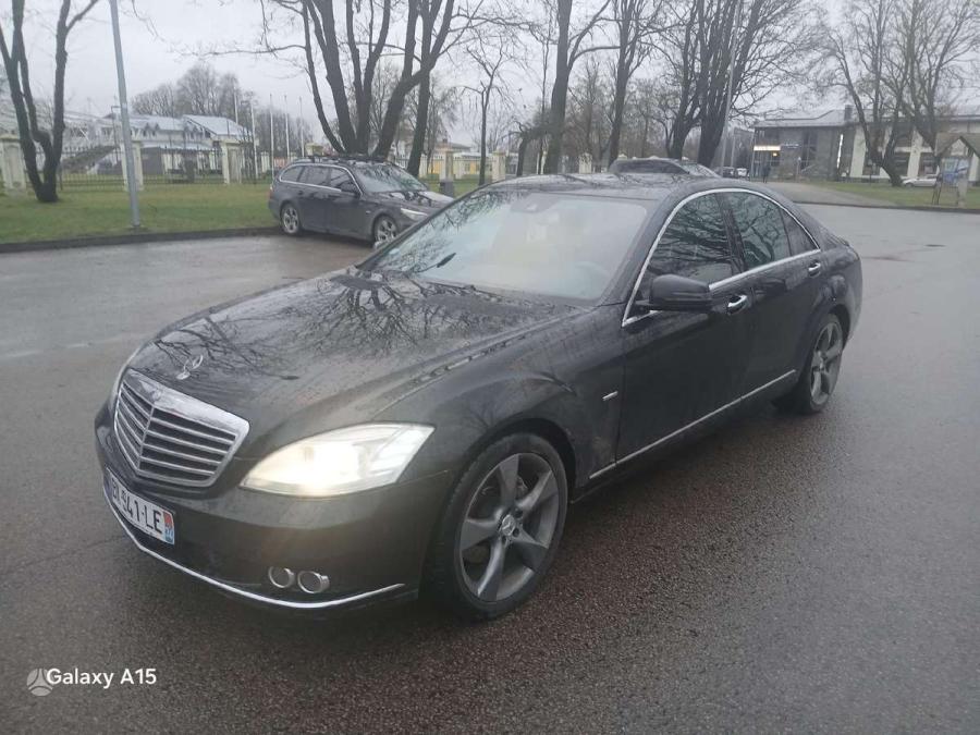 Melns Mercedes-Benz S 350 2010 Plungė, ar dzinēja tilpumu 3.00 L un nobraukumu 327 tūkst. km par 8200 €, foto 1 vietnē AUTOMOTO.COM.LV