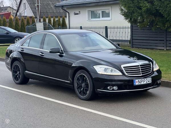 Black Mercedes-Benz S 350 2010 in Mazeikiai, with an engine capacity of 2.99 L and mileage of 290 thousand km for 6700 €, photo 1 on AUTOMOTO.COM.LV
