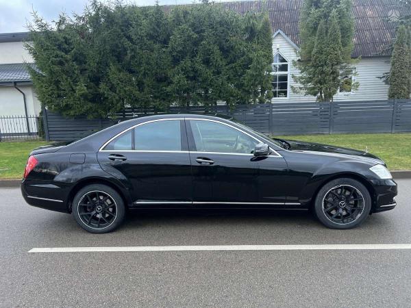 Black Mercedes-Benz S 350 2010 in Mazeikiai, with an engine capacity of 2.99 L and mileage of 290 thousand km for 6700 €, photo 4 on AUTOMOTO.COM.LV