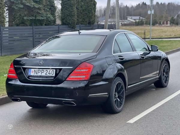 Black Mercedes-Benz S 350 2010 in Mazeikiai, with an engine capacity of 2.99 L and mileage of 290 thousand km for 6700 €, photo 5 on AUTOMOTO.COM.LV